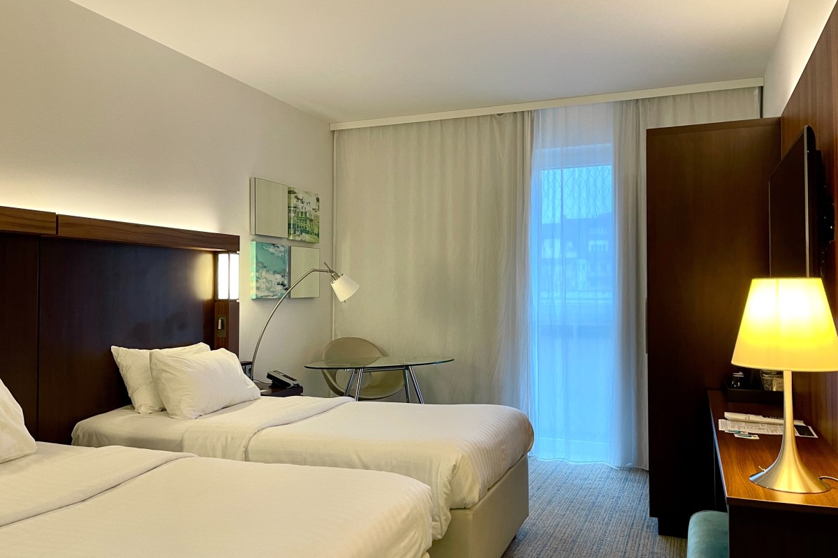 Review: Courtyard by Marriott Cologne, Twin Guest Room | Shanescape